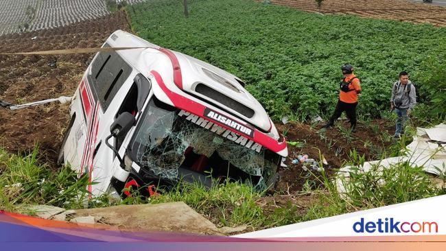 Elf Wisatawan Jakarta Mau ke Dieng Terguling di Batur, 7 Orang Luka Berat