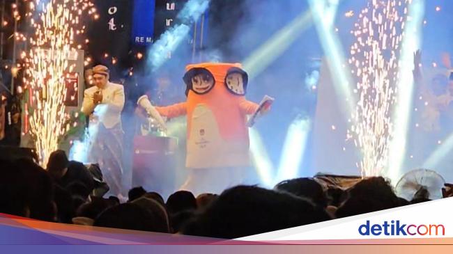 Jam Pasar Gede Jadi Maskot Pilkada Solo 2024