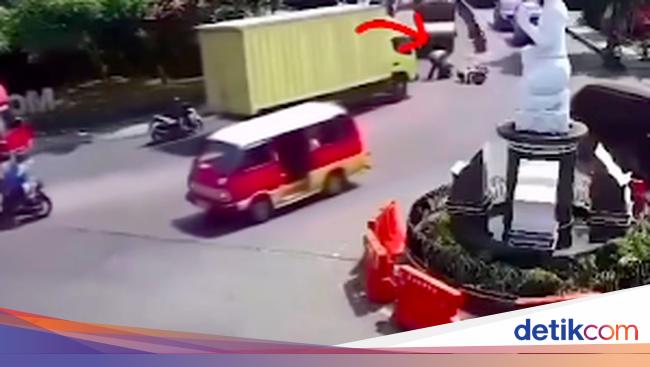 Viral Pemotor Jatuh Saat Disetop Polisi, Ini Penjelasannya