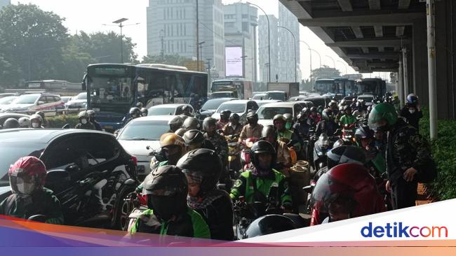 Usai Long Weekend, Lalin di Pancoran Arah Mampang Macet Pagi Ini