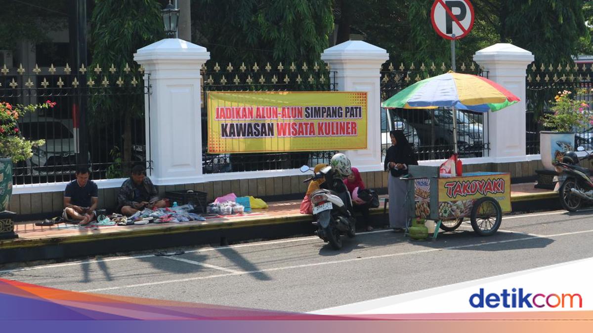 Dilarang di Simpang Lima Pati, PKL Jualan di Depan Kantor Bupati
