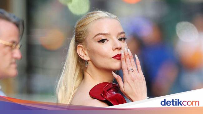 Gaya Seksi Anya Taylor-Joy Promosi Film Furiosa, Pakai Gaun Terbelah Sebelah