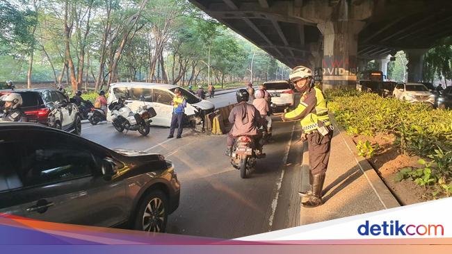 Mobil Tabrak Pembatas Jalan di Jl Yos Sudarso Jakut