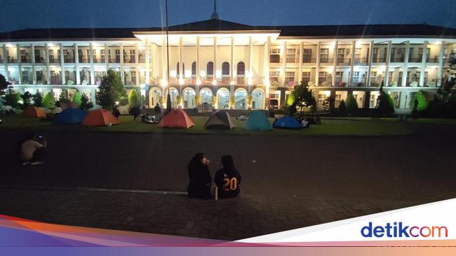 Protes Uang Pangkal, Mahasiswa UGM Berkemah di Balairung