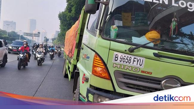 Truk Pecah Ban di Jl S Parman Arah Tomang Jakbar, Pengendara Diimbau ...