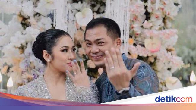 7 Potret Lamaran Ade Govinda & Indi Arisa, Romantis Bertabur Bunga