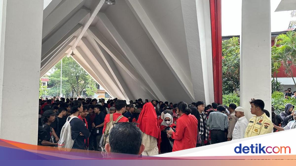 Mahasiswa Demo di Rektorat Unhas Makassar, Protes Kebijakan Kenaikan UKT