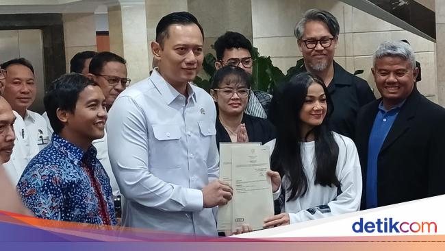 Senyum Nirina Zubir Terima 2 Sertifikat Tanah yang Sempat Jadi Sengketa