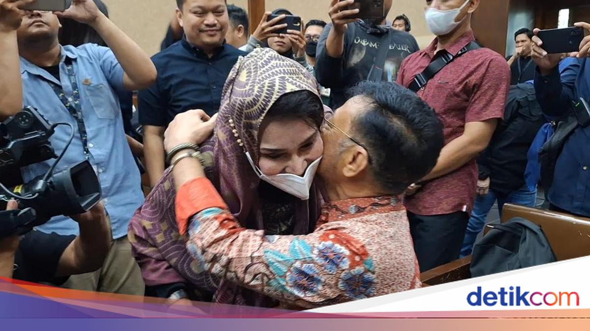 Peluk-Cium SYL ke Istri dan Anak Sebelum Sidang Korupsi Dimulai