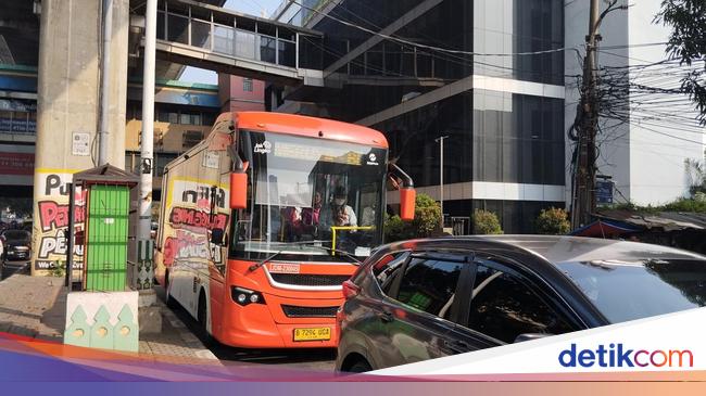 Imbas Proyek Galian, Bus TransJ Terjebak Macet di Pasar Cipulir Jaksel