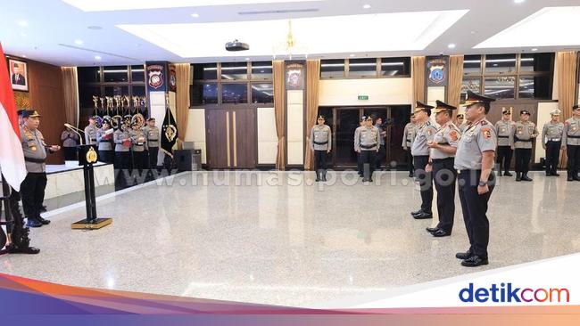 Kapolri Pimpin Upacara Kenaikan Pangkat 17 Perwira Tinggi