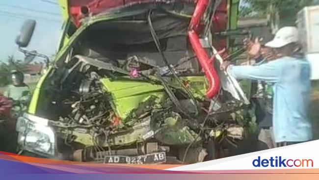 Truk Vs Truk di JJLS Kulon Progo, Sopir Terjepit Kabin