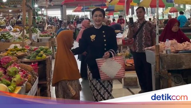 8 Gaya Artis Belanja ke Pasar Tradisional, Pakai Daster hingga Kebaya