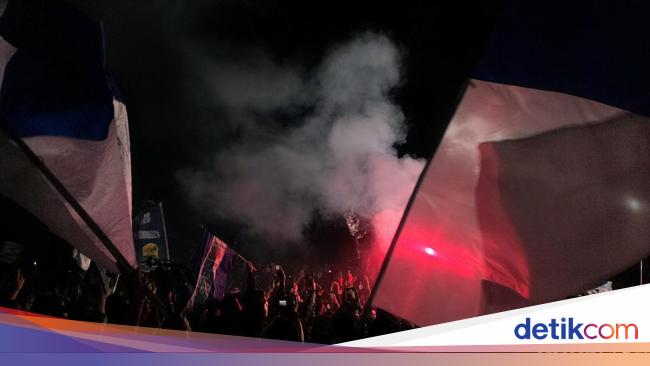 Jelang Kick Off Madura Vs Persib, Bobotoh Padati Nobar di Depan Gedung Sate