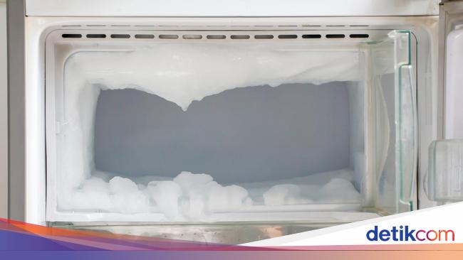 Freezer Dipenuhi Bunga Es? Ini Penyebab dan Cara Bersihkannya