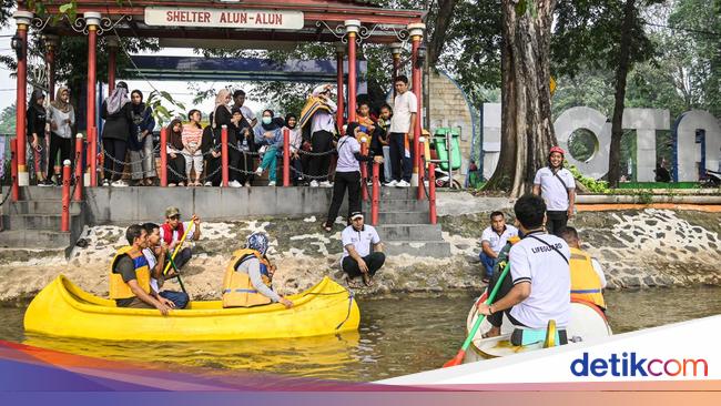 Asyiknya Main Perahu di Kali Cisadane Tangerang