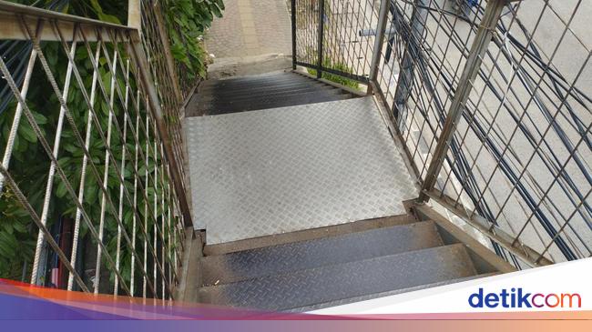 Sempat Bolong, Tangga JPO Stasiun Kampung Bandan Sudah Diperbaiki