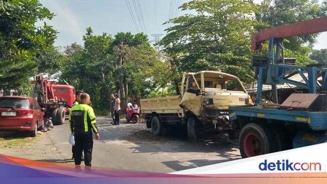 Truk Pasir Vs Mobilio Adu Banteng di Padas Klaten