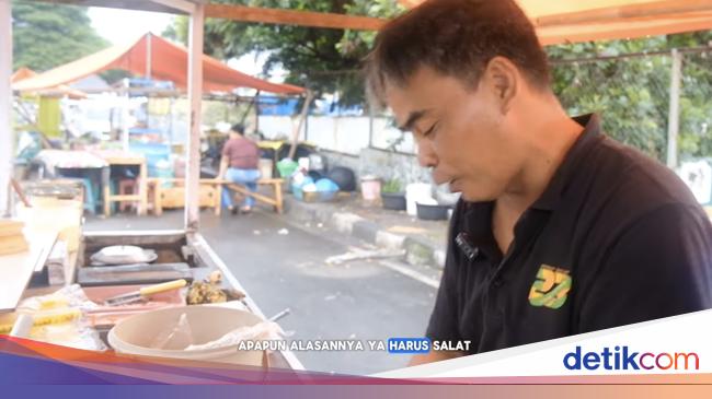 Ustaz Alih Profesi Jualan Martabak Telur, Raup Omzet Rp 1 Juta Sehari