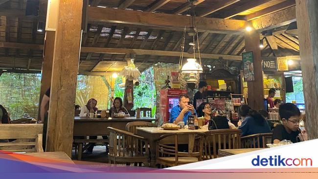 Makan Yamien Sambil Menikmati Suasana Sejuk Dago di Warung Lela