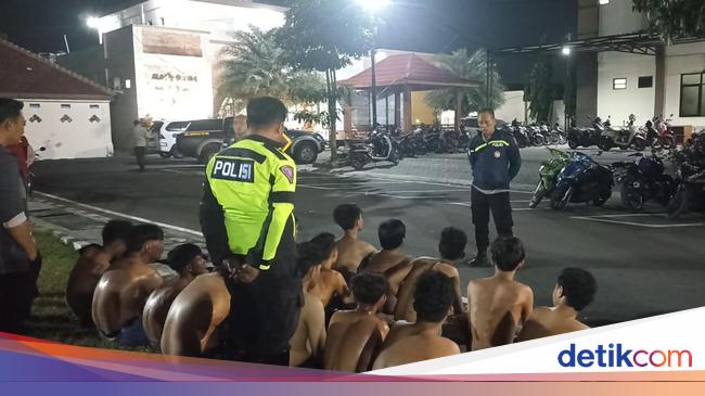16 Pemuda Mabuk Ngaku Pesilat Ditangkap Warga dan Polisi di Jombang 16 Pemuda Mabuk Ngaku Pesilat Ditangkap Warga dan Polisi di Jombang