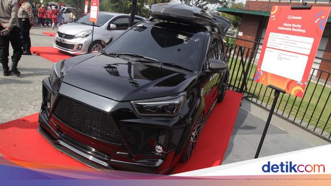 Daihatsu Rocky Tampil Klimis Serba Hitam