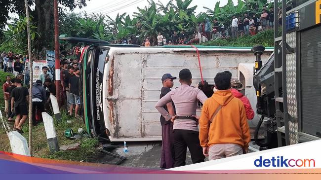 Penampakan Bus Rombongan Sleman yang Terguling di Ngargoyoso