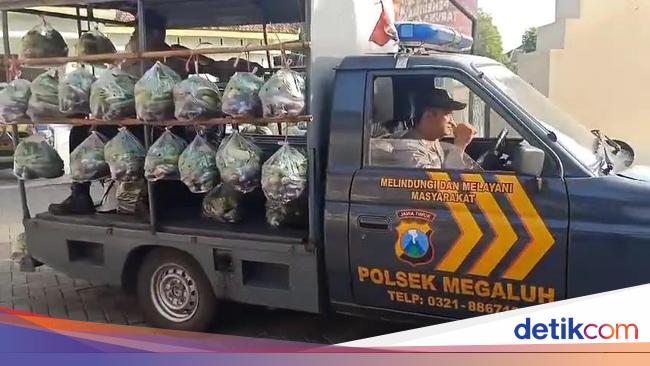 Mobil Patroli Polisi Ini Buat Heboh Emak-emak di Megaluh Jombang