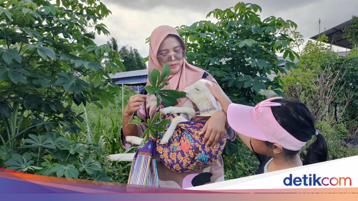 Emak-emak Viral Gendong Cempe Kayak Bayi Ternyata Bidan di Kulon Progo