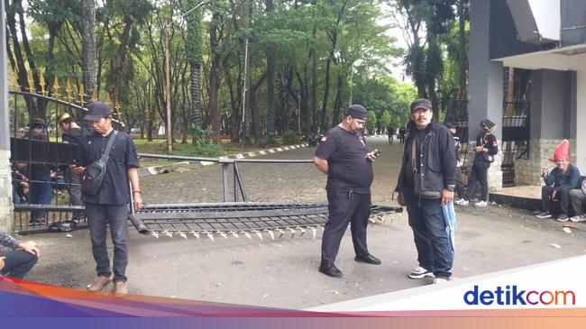 Massa Demo Tolak W Super Club Makassar, Pagar Kantor Gubernur Sulsel Dirusak
