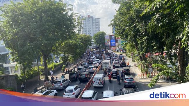 Lalin Tengah Kota Padat Imbas Rombongan Buruh Demo ke Polrestabes Surabaya