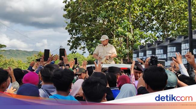 Prabowo Bagi-bagi Kaus 'Indonesia Maju' Saat Tinjau Air Bersih di ...