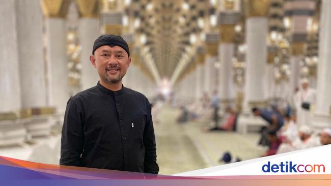 Ronal Surapradja Curhat Kepada Rasulullah di Masjid Nabawi