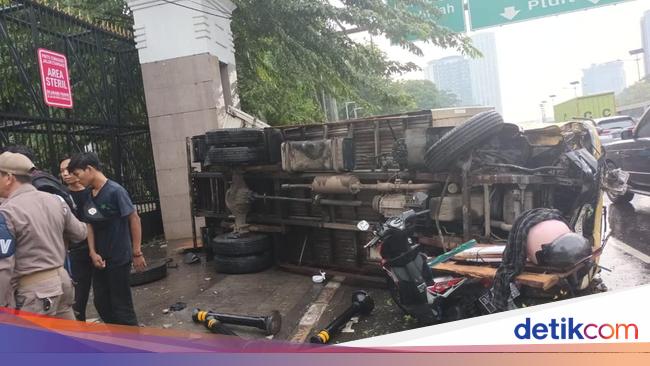Tergelincir, Truk Boks Hantam Pagar Depan Gedung DPR