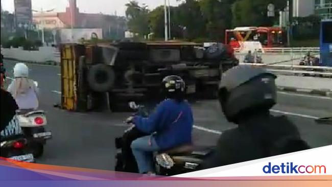 Hati-hati! Ada Evakuasi Truk Terguling di Depan PIM Jaksel