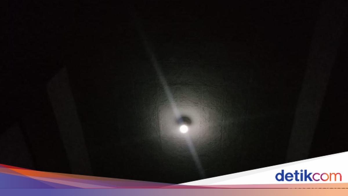 Listrik Padam di Perumnas Mandala, Warga Keluar Rumah gegara Kepanasan