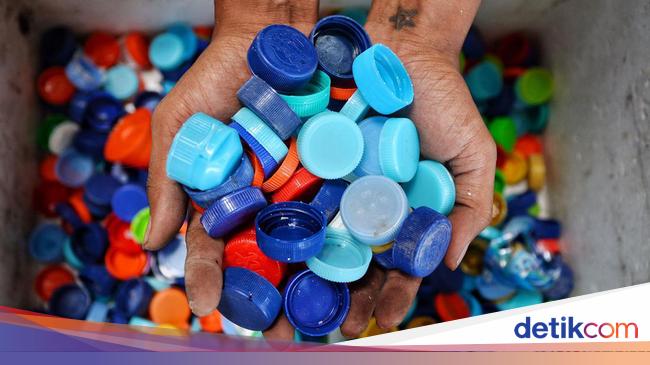 Melihat Penampungan Sampah Botol Plastik di Surabaya
