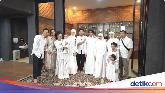 7 Foto Gaya Hijab Aurelie Hermansyah Saat Pengajian Jelang Naik Haji 2024