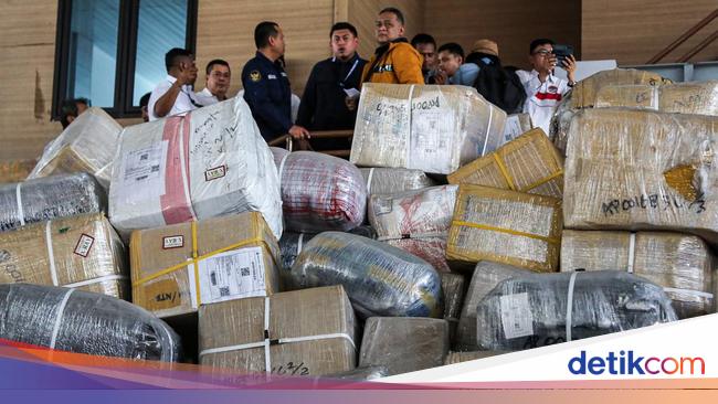 Penampakan 20 Ribu Paket Kiriman PMI Menumpuk di Gudang