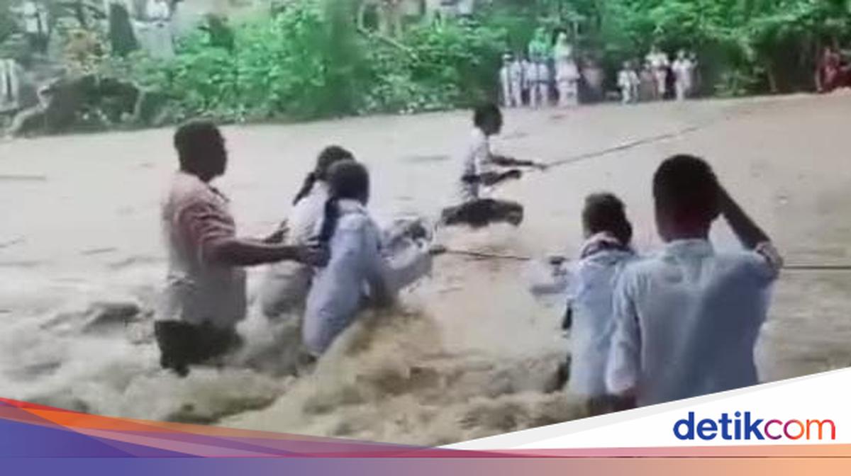 Ngeri! Siswa SMP di Buru Maluku Terobos Derasnya Sungai demi Bersekolah