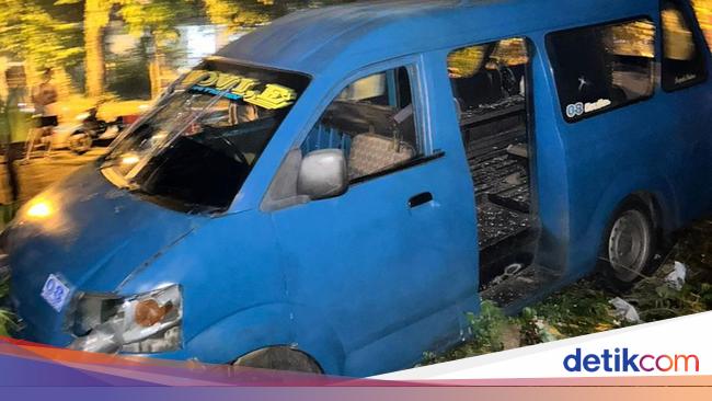 Sopir Angkot di Bogor Kabur Usai Tabrak 7 Kendaraan, 1 Orang Luka Sopir Angkot di Bogor Kabur Usai Tabrak 7 Kendaraan, 1 Orang Luka