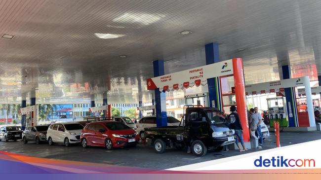 Antrean Panjang Terjadi di Sejumlah SPBU Surabaya Imbas Jaringan Eror Antrean Panjang Terjadi di Sejumlah SPBU Surabaya Imbas Jaringan Eror