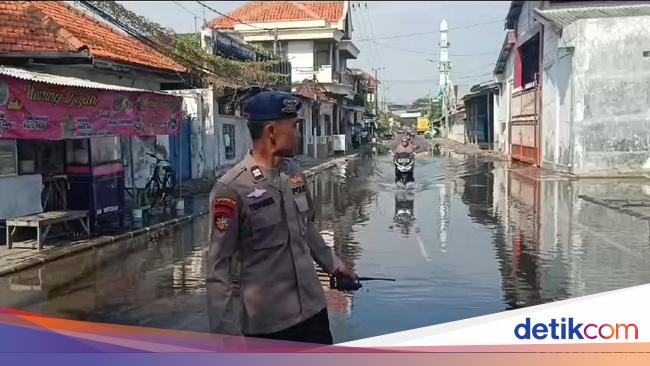Banjir Rob Rendam Permukiman dan Jalanan Pasuruan