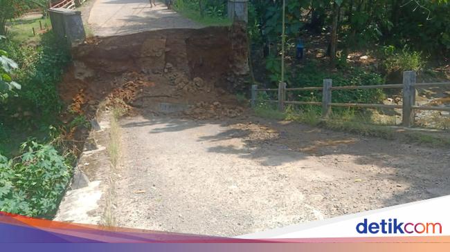 Jembatan Ambruk, Akses Jalan 2 Desa di Pandeglang Putus