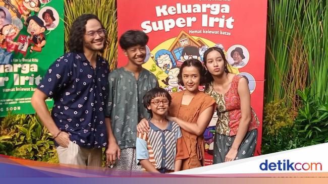 Sinopsis Keluarga Super Irit, Film Kocak Tentang Hidup di Level Hemat Ekstrem