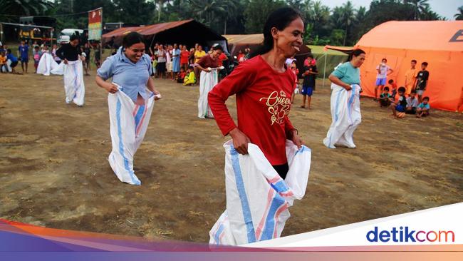 Lomba Balap Karung untuk Kembalikan Senyum Pengungsi Gunung Ibu