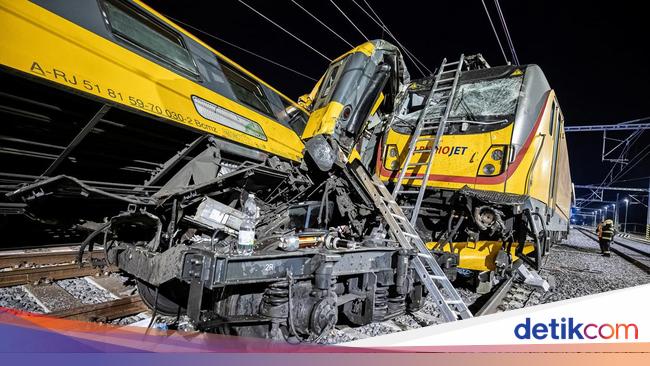 Penampakan Ringsek Kereta Penumpang Vs Barang di Ceko