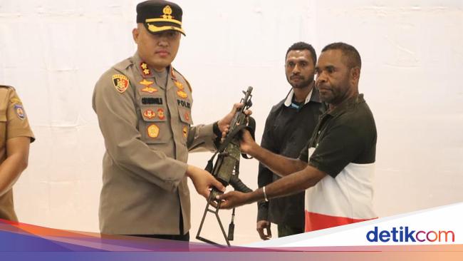 Warga di Teluk Bintuni Serahkan 2 Senjata Api Rakitan-11 Amunisi ke Polisi