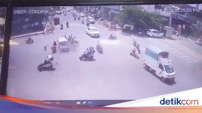 Ngeri! Mobil Dikemudikan Lansia 72 Tahun Hantam Pemotor di Perempatan Jalan