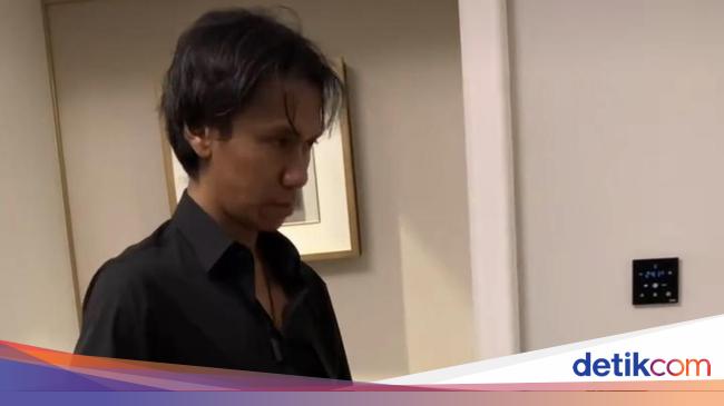 Eross Sheila On 7 Lelang Gitar Fender Telecaster untuk Bantu Gaza